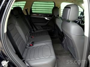 Black Volkswagen Touareg 2022 in Riga, with an engine capacity of 3.00 L and mileage of 63 thousand km for 37600 €, photo 10 on AUTOMOTO.COM.LV