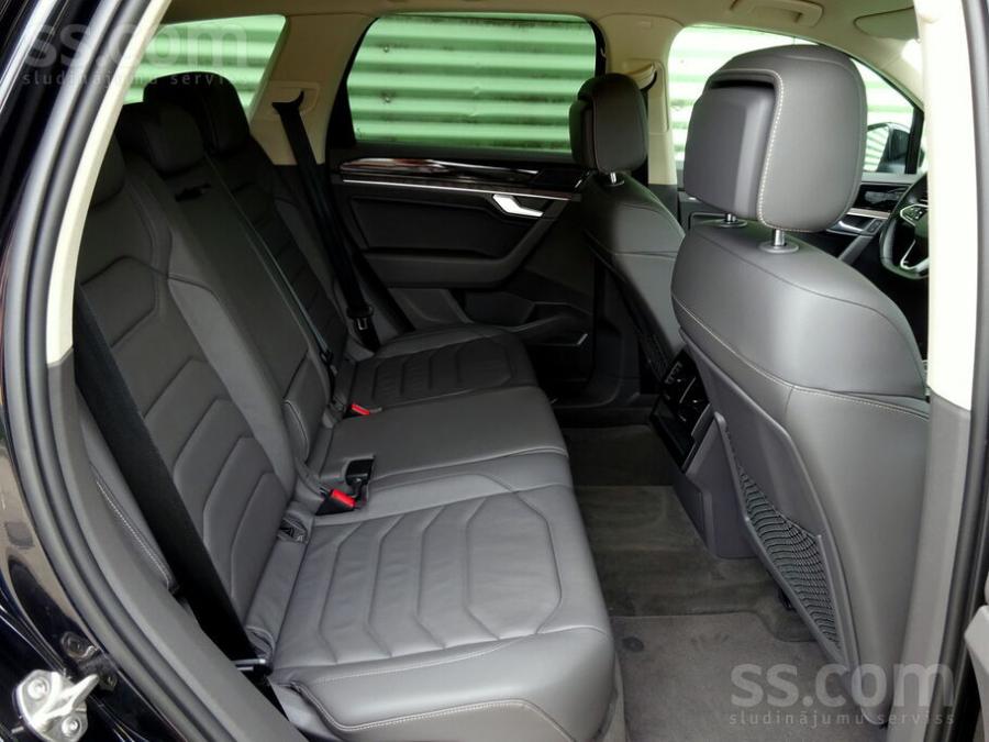 Black Volkswagen Touareg 2022 in Riga, with an engine capacity of 3.00 L and mileage of 63 thousand km for 37600 €, photo 10 on AUTOMOTO.COM.LV