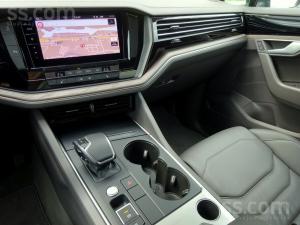 Black Volkswagen Touareg 2022 in Riga, with an engine capacity of 3.00 L and mileage of 63 thousand km for 37600 €, photo 11 on AUTOMOTO.COM.LV