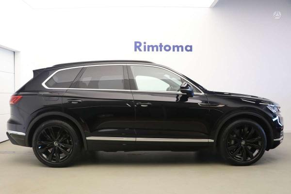 Black Volkswagen Touareg 2022 in Vilnius, with an engine capacity of 2.97 L and mileage of 114 thousand km for 41790 €, photo 3 on AUTOMOTO.COM.LV
