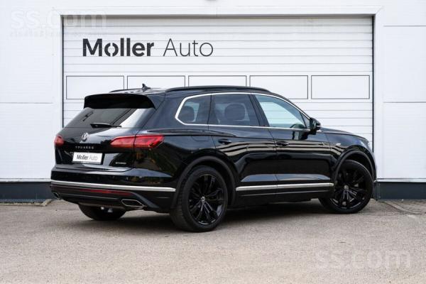 Black Volkswagen Touareg 2022 in Riga, with an engine capacity of 3.00 L and mileage of 106 thousand km for 43950 €, photo 3 on AUTOMOTO.COM.LV