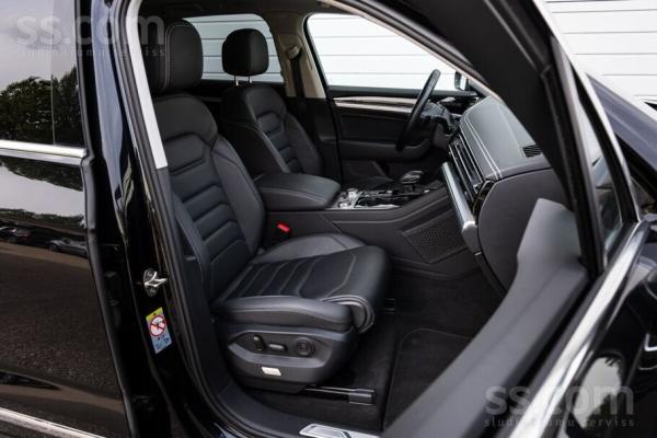 Black Volkswagen Touareg 2022 in Riga, with an engine capacity of 3.00 L and mileage of 106 thousand km for 43950 €, photo 7 on AUTOMOTO.COM.LV