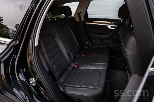 Black Volkswagen Touareg 2022 in Riga, with an engine capacity of 3.00 L and mileage of 106 thousand km for 43950 €, photo 8 on AUTOMOTO.COM.LV