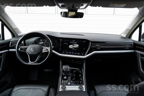 Black Volkswagen Touareg 2022 in Riga, with an engine capacity of 3.00 L and mileage of 106 thousand km for 43950 €, photo 9 on AUTOMOTO.COM.LV