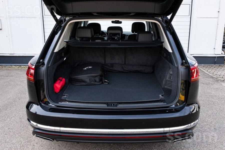 Melns Volkswagen Touareg 2022 Rīga, ar dzinēja tilpumu 3.00 L un nobraukumu 106 tūkst. km par 43950 €, foto 20 vietnē AUTOMOTO.COM.LV