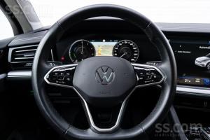 Melns Volkswagen Touareg 2022 Rīga, ar dzinēja tilpumu 3.00 L un nobraukumu 106 tūkst. km par 43950 €, foto 30 vietnē AUTOMOTO.COM.LV