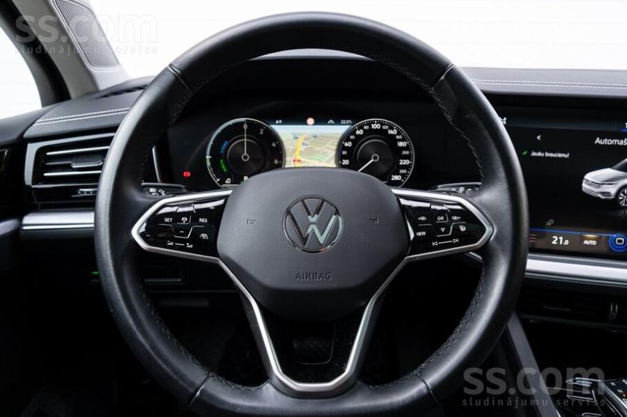 Melns Volkswagen Touareg 2022 Rīga, ar dzinēja tilpumu 3.00 L un nobraukumu 106 tūkst. km par 43950 €, foto 30 vietnē AUTOMOTO.COM.LV