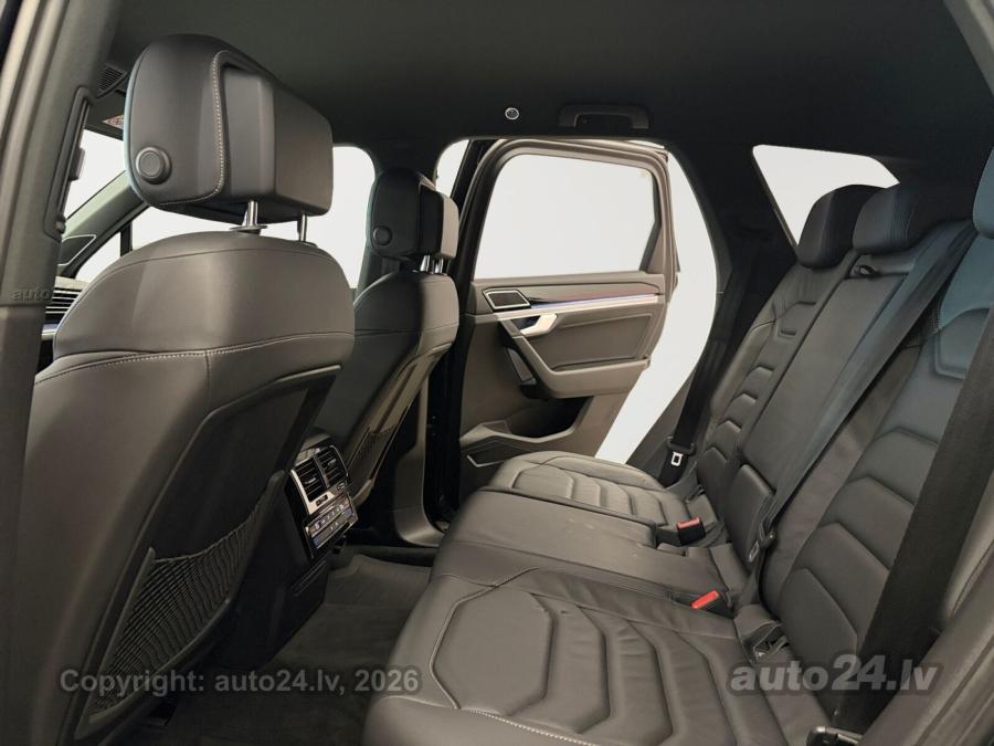 Black Volkswagen Touareg 2022 in Tallinn, with an engine capacity of 3.00 L and mileage of 118 thousand km for 47900 €, photo 7 on AUTOMOTO.COM.LV