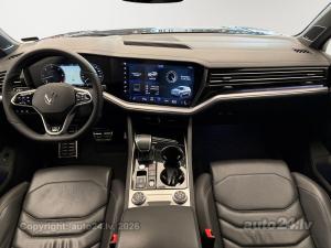 Black Volkswagen Touareg 2022 in Tallinn, with an engine capacity of 3.00 L and mileage of 118 thousand km for 47900 €, photo 8 on AUTOMOTO.COM.LV