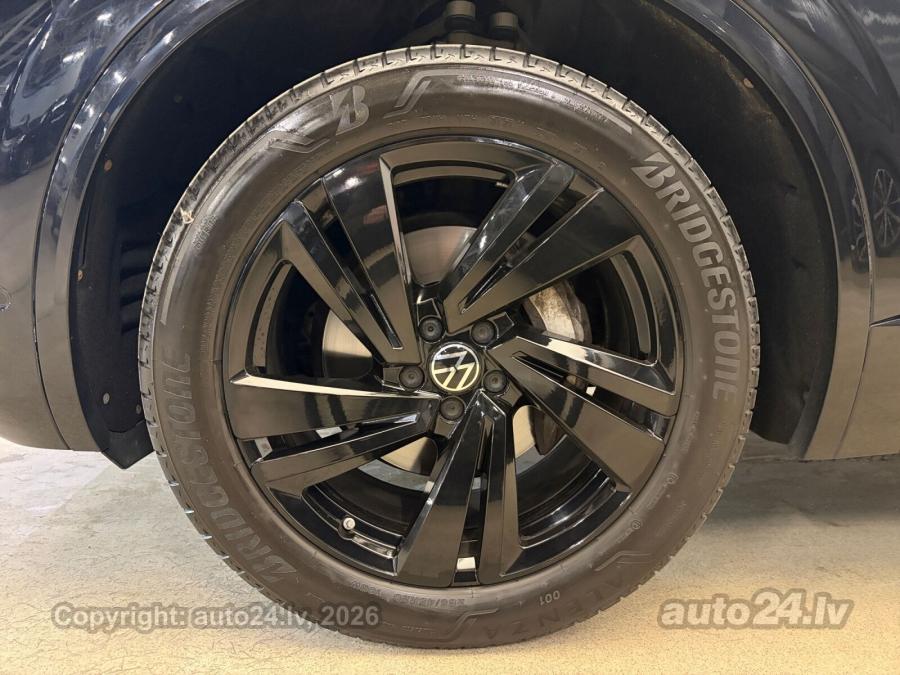 Black Volkswagen Touareg 2022 in Tallinn, with an engine capacity of 3.00 L and mileage of 118 thousand km for 47900 €, photo 14 on AUTOMOTO.COM.LV
