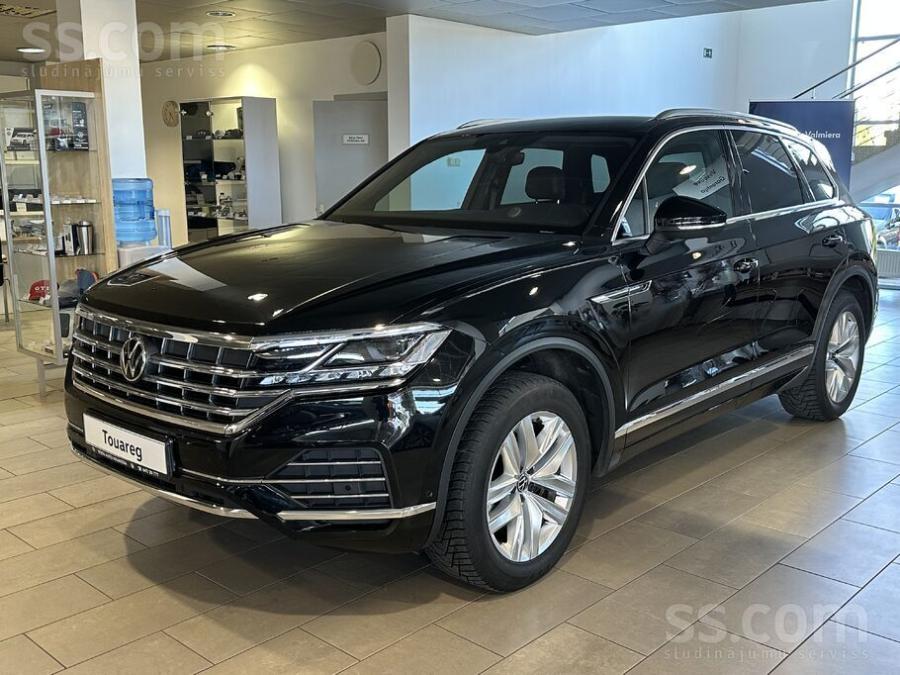 Black Volkswagen Touareg 2023 in Valmiera, with an engine capacity of 3.00 L and mileage of 42 thousand km for 47900 €, photo 1 on AUTOMOTO.COM.LV