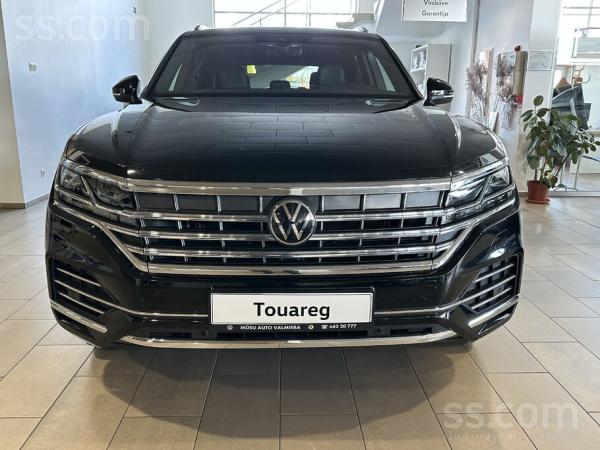 Melns Volkswagen Touareg 2023 Valmiera, ar dzinēja tilpumu 3.00 L un nobraukumu 42 tūkst. km par 47900 €, foto 2 vietnē AUTOMOTO.COM.LV