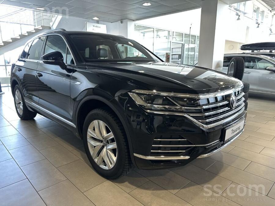 Black Volkswagen Touareg 2023 in Valmiera, with an engine capacity of 3.00 L and mileage of 42 thousand km for 47900 €, photo 3 on AUTOMOTO.COM.LV