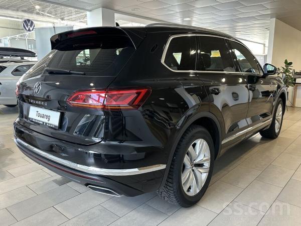 Melns Volkswagen Touareg 2023 Valmiera, ar dzinēja tilpumu 3.00 L un nobraukumu 42 tūkst. km par 47900 €, foto 4 vietnē AUTOMOTO.COM.LV