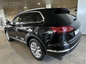Black Volkswagen Touareg 2023 in Valmiera, with an engine capacity of 3.00 L and mileage of 42 thousand km for 47900 €, photo 6 on AUTOMOTO.COM.LV