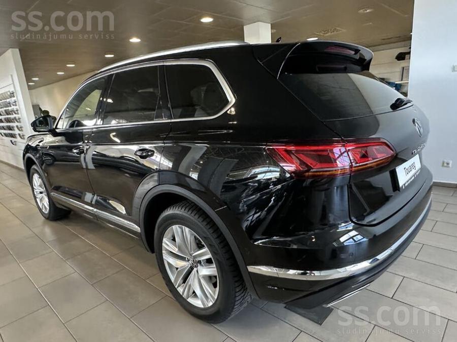 Black Volkswagen Touareg 2023 in Valmiera, with an engine capacity of 3.00 L and mileage of 42 thousand km for 47900 €, photo 6 on AUTOMOTO.COM.LV
