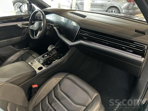 Melns Volkswagen Touareg 2023 Valmiera, ar dzinēja tilpumu 3.00 L un nobraukumu 42 tūkst. km par 47900 €, foto 8 vietnē AUTOMOTO.COM.LV