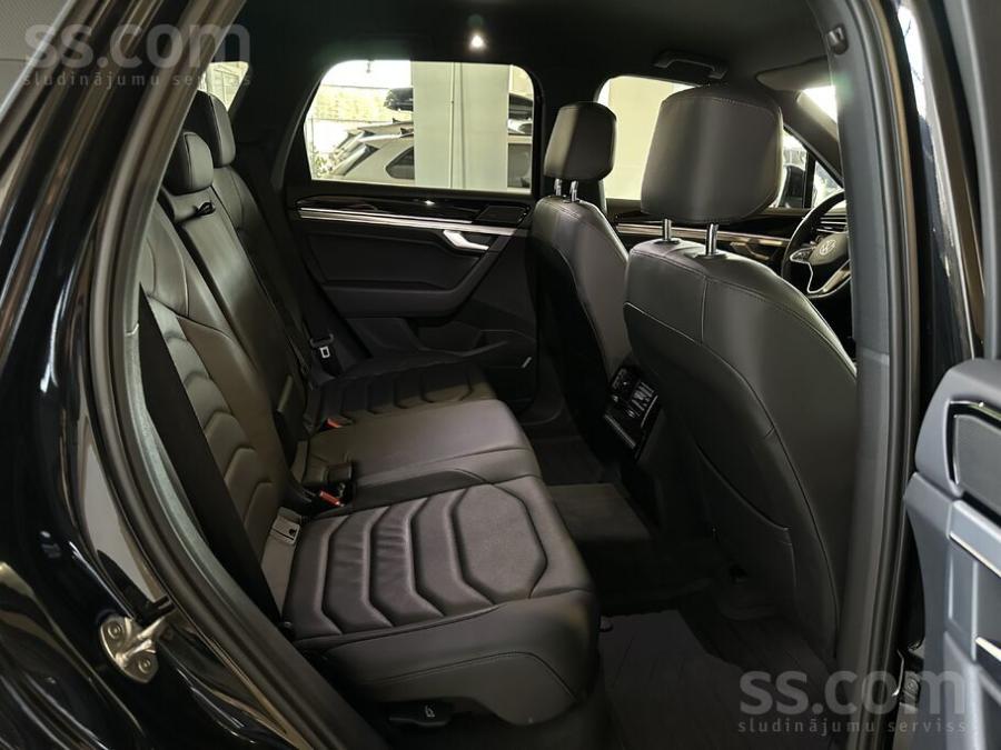 Black Volkswagen Touareg 2023 in Valmiera, with an engine capacity of 3.00 L and mileage of 42 thousand km for 47900 €, photo 9 on AUTOMOTO.COM.LV