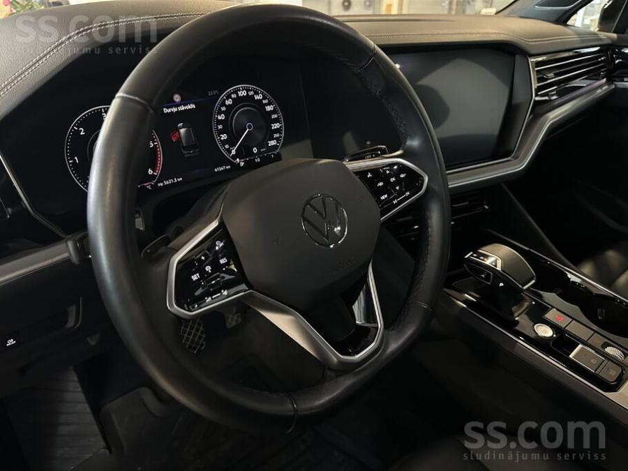 Black Volkswagen Touareg 2023 in Valmiera, with an engine capacity of 3.00 L and mileage of 42 thousand km for 47900 €, photo 13 on AUTOMOTO.COM.LV