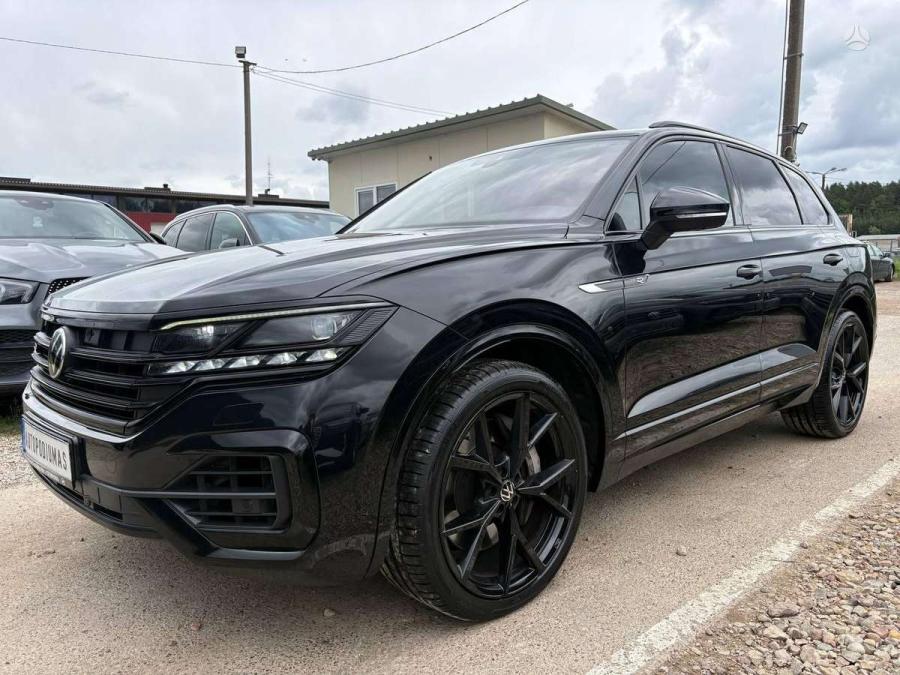 Black Volkswagen Touareg 2023 in Vilnius, with an engine capacity of 3.00 L and mileage of 182 thousand km for 38200 €, photo 1 on AUTOMOTO.COM.LV