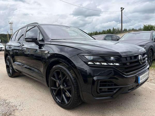 Black Volkswagen Touareg 2023 in Vilnius, with an engine capacity of 3.00 L and mileage of 182 thousand km for 38200 €, photo 2 on AUTOMOTO.COM.LV