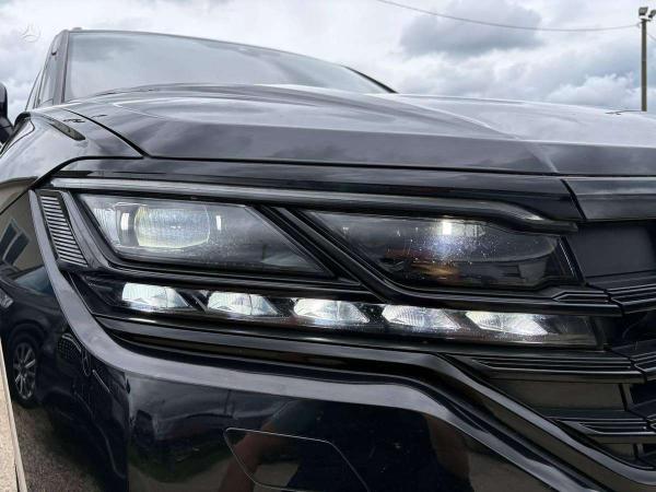Black Volkswagen Touareg 2023 in Vilnius, with an engine capacity of 3.00 L and mileage of 182 thousand km for 38200 €, photo 3 on AUTOMOTO.COM.LV