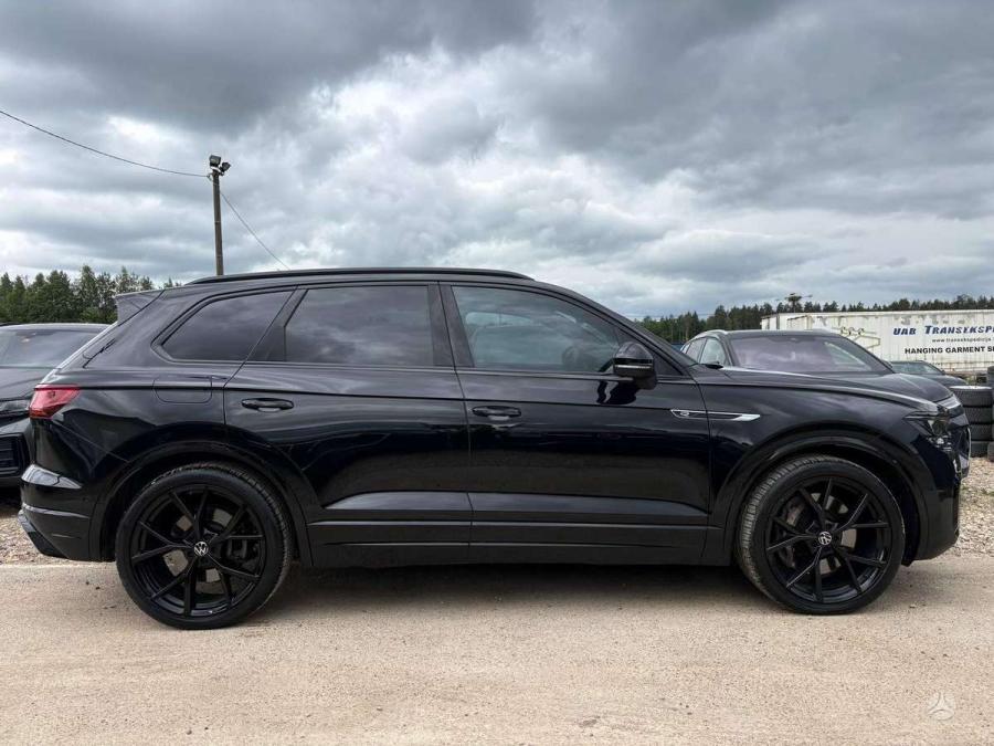 Black Volkswagen Touareg 2023 in Vilnius, with an engine capacity of 3.00 L and mileage of 182 thousand km for 38200 €, photo 8 on AUTOMOTO.COM.LV