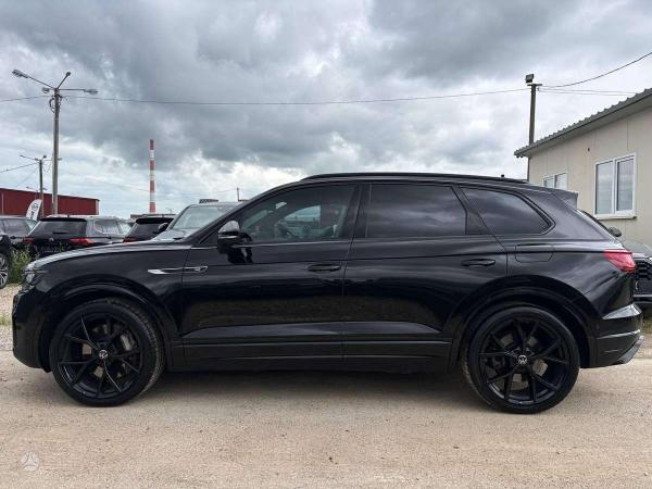 Black Volkswagen Touareg 2023 in Vilnius, with an engine capacity of 3.00 L and mileage of 182 thousand km for 38200 €, photo 8 on AUTOMOTO.COM.LV