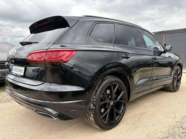 Black Volkswagen Touareg 2023 in Vilnius, with an engine capacity of 3.00 L and mileage of 182 thousand km for 38200 €, photo 9 on AUTOMOTO.COM.LV