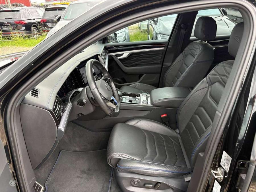 Black Volkswagen Touareg 2023 in Vilnius, with an engine capacity of 3.00 L and mileage of 182 thousand km for 38200 €, photo 17 on AUTOMOTO.COM.LV
