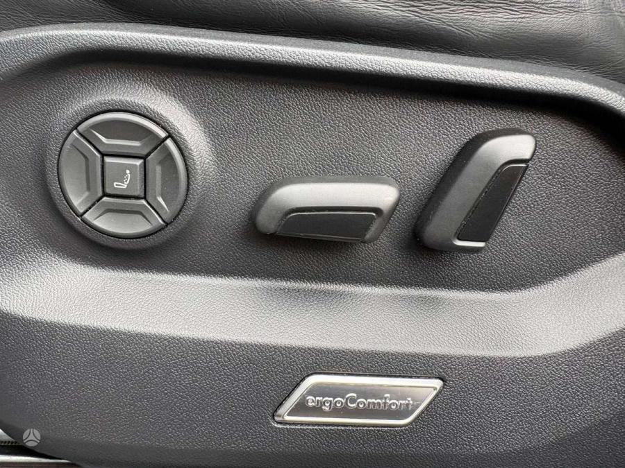 Black Volkswagen Touareg 2023 in Vilnius, with an engine capacity of 3.00 L and mileage of 182 thousand km for 38200 €, photo 19 on AUTOMOTO.COM.LV