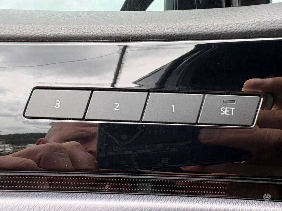 Black Volkswagen Touareg 2023 in Vilnius, with an engine capacity of 3.00 L and mileage of 182 thousand km for 38200 €, photo 20 on AUTOMOTO.COM.LV