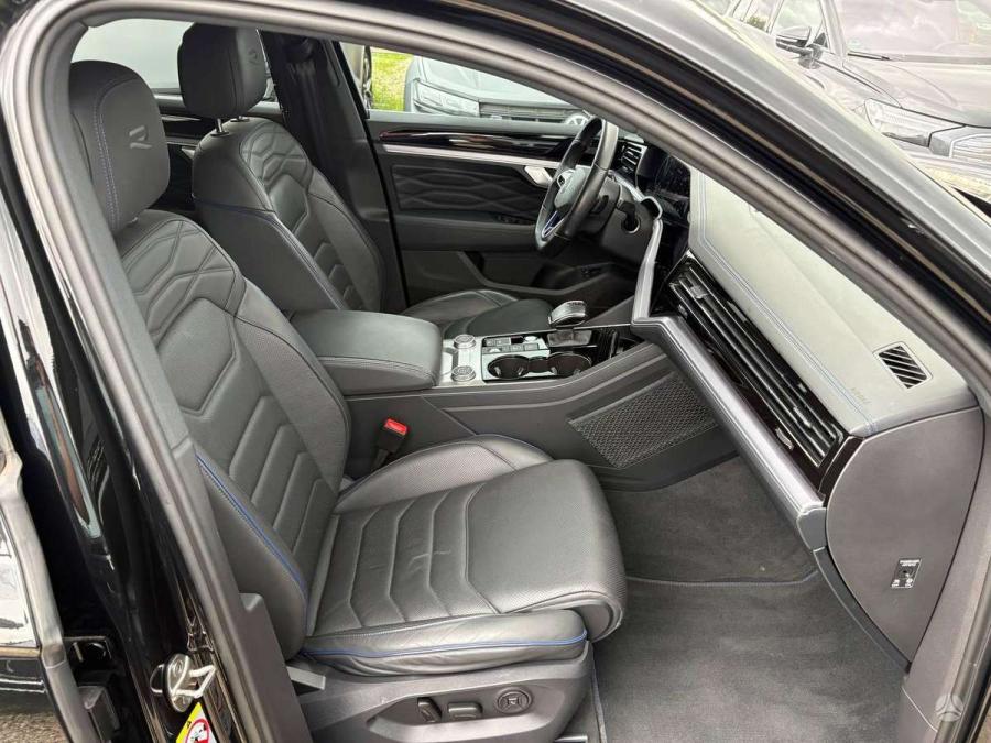 Black Volkswagen Touareg 2023 in Vilnius, with an engine capacity of 3.00 L and mileage of 182 thousand km for 38200 €, photo 25 on AUTOMOTO.COM.LV