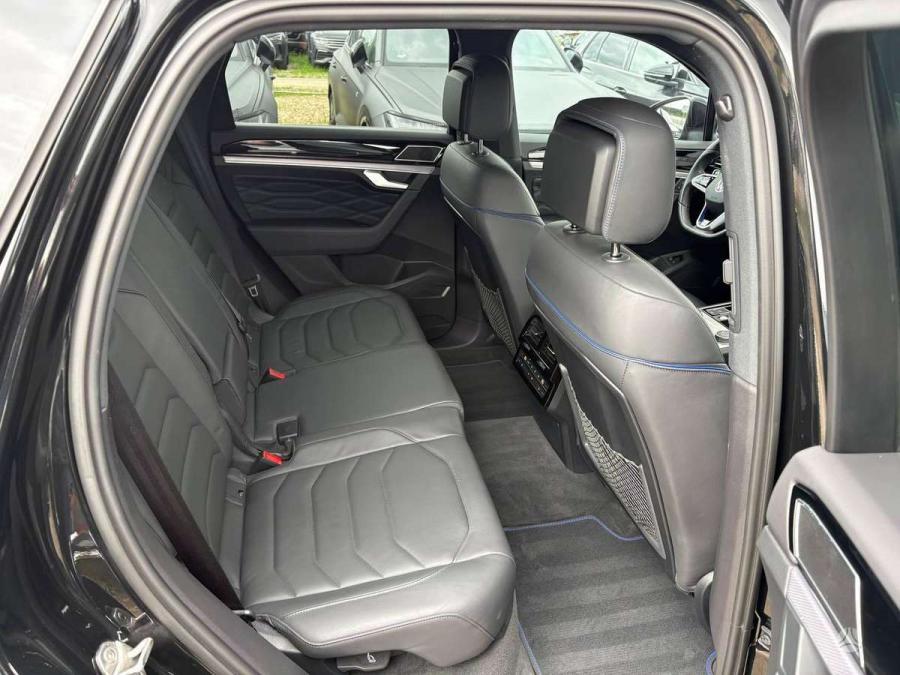 Black Volkswagen Touareg 2023 in Vilnius, with an engine capacity of 3.00 L and mileage of 182 thousand km for 38200 €, photo 26 on AUTOMOTO.COM.LV