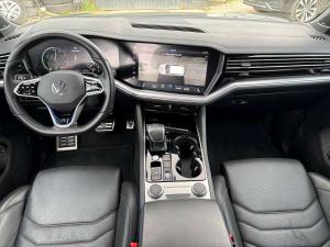 Black Volkswagen Touareg 2023 in Vilnius, with an engine capacity of 3.00 L and mileage of 182 thousand km for 38200 €, photo 28 on AUTOMOTO.COM.LV