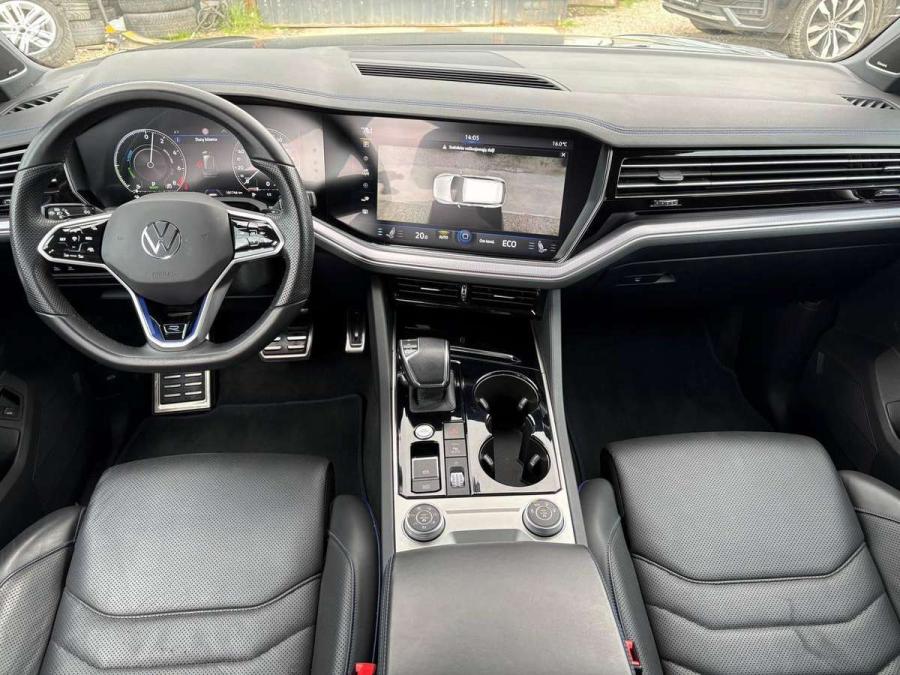 Black Volkswagen Touareg 2023 in Vilnius, with an engine capacity of 3.00 L and mileage of 182 thousand km for 38200 €, photo 28 on AUTOMOTO.COM.LV