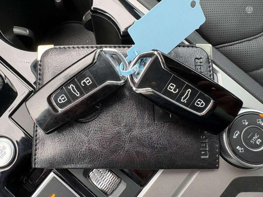 Black Volkswagen Touareg 2023 in Vilnius, with an engine capacity of 3.00 L and mileage of 182 thousand km for 38200 €, photo 48 on AUTOMOTO.COM.LV