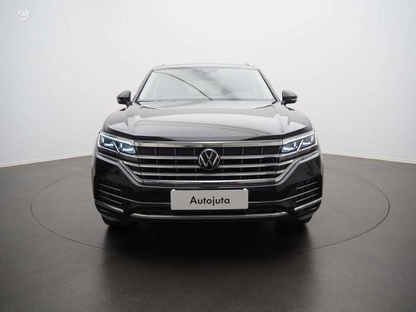 Black Volkswagen Touareg 2023 in Vilnius, with an engine capacity of 2.97 L and mileage of 137 thousand km for 39500 €, photo 2 on AUTOMOTO.COM.LV