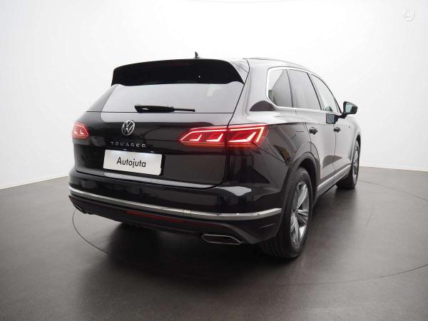 Black Volkswagen Touareg 2023 in Vilnius, with an engine capacity of 2.97 L and mileage of 137 thousand km for 39500 €, photo 4 on AUTOMOTO.COM.LV
