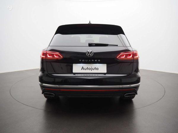 Black Volkswagen Touareg 2023 in Vilnius, with an engine capacity of 2.97 L and mileage of 137 thousand km for 39500 €, photo 5 on AUTOMOTO.COM.LV