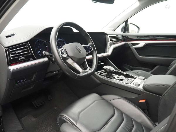 Black Volkswagen Touareg 2023 in Vilnius, with an engine capacity of 2.97 L and mileage of 137 thousand km for 39500 €, photo 10 on AUTOMOTO.COM.LV