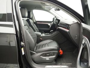 Melns Volkswagen Touareg 2023 Viļņa, ar dzinēja tilpumu 2.97 L un nobraukumu 137 tūkst. km par 39500 €, foto 13 vietnē AUTOMOTO.COM.LV