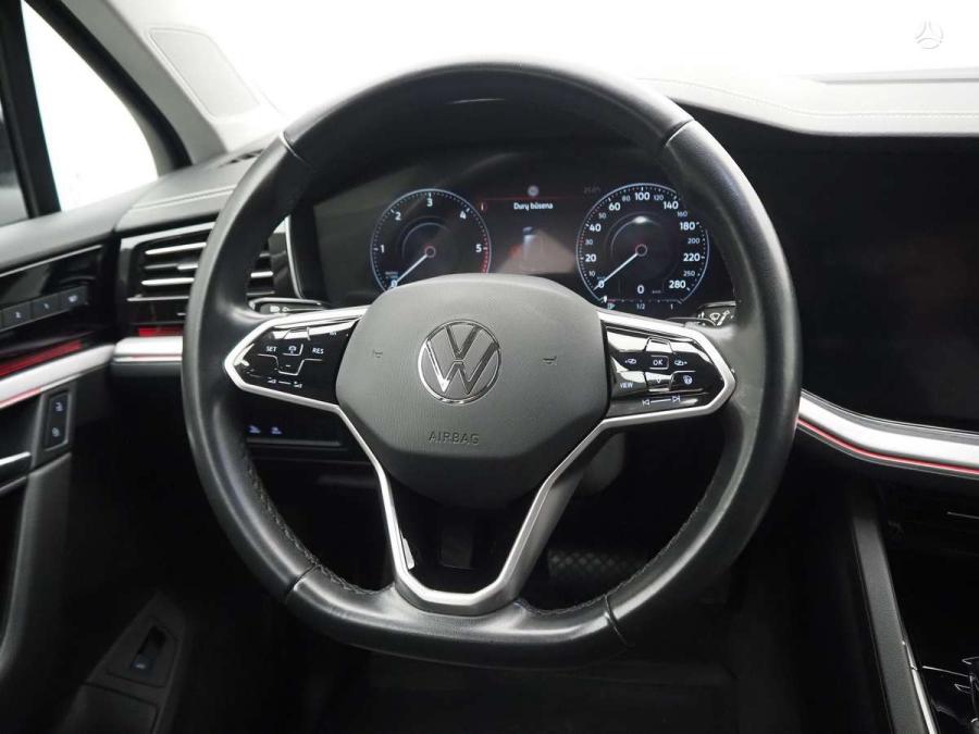 Melns Volkswagen Touareg 2023 Viļņa, ar dzinēja tilpumu 2.97 L un nobraukumu 137 tūkst. km par 39500 €, foto 24 vietnē AUTOMOTO.COM.LV