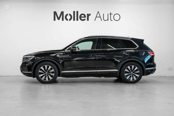 Black Volkswagen Touareg 2023 in Vilnius, with an engine capacity of 3.00 L and mileage of 118 thousand km for 46900 €, photo 3 on AUTOMOTO.COM.LV