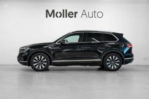 Black Volkswagen Touareg 2023 in Vilnius, with an engine capacity of 3.00 L and mileage of 118 thousand km for 46900 €, photo 3 on AUTOMOTO.COM.LV