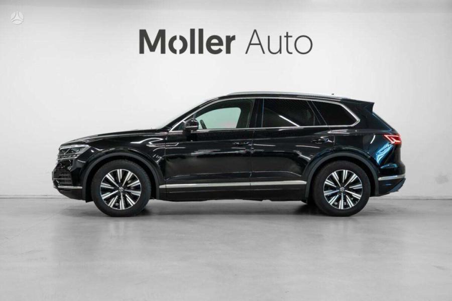 Black Volkswagen Touareg 2023 in Vilnius, with an engine capacity of 3.00 L and mileage of 118 thousand km for 46900 €, photo 3 on AUTOMOTO.COM.LV