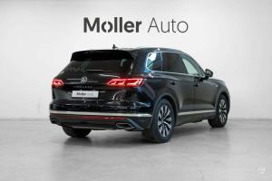 Black Volkswagen Touareg 2023 in Vilnius, with an engine capacity of 3.00 L and mileage of 118 thousand km for 46900 €, photo 4 on AUTOMOTO.COM.LV