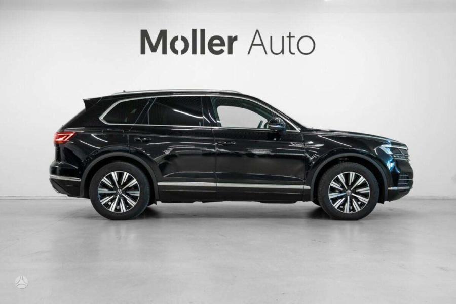 Black Volkswagen Touareg 2023 in Vilnius, with an engine capacity of 3.00 L and mileage of 118 thousand km for 46900 €, photo 5 on AUTOMOTO.COM.LV