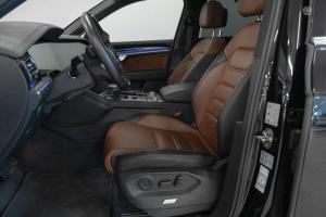 Black Volkswagen Touareg 2023 in Vilnius, with an engine capacity of 3.00 L and mileage of 118 thousand km for 46900 €, photo 8 on AUTOMOTO.COM.LV