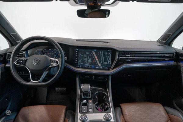 Black Volkswagen Touareg 2023 in Vilnius, with an engine capacity of 3.00 L and mileage of 118 thousand km for 46900 €, photo 9 on AUTOMOTO.COM.LV